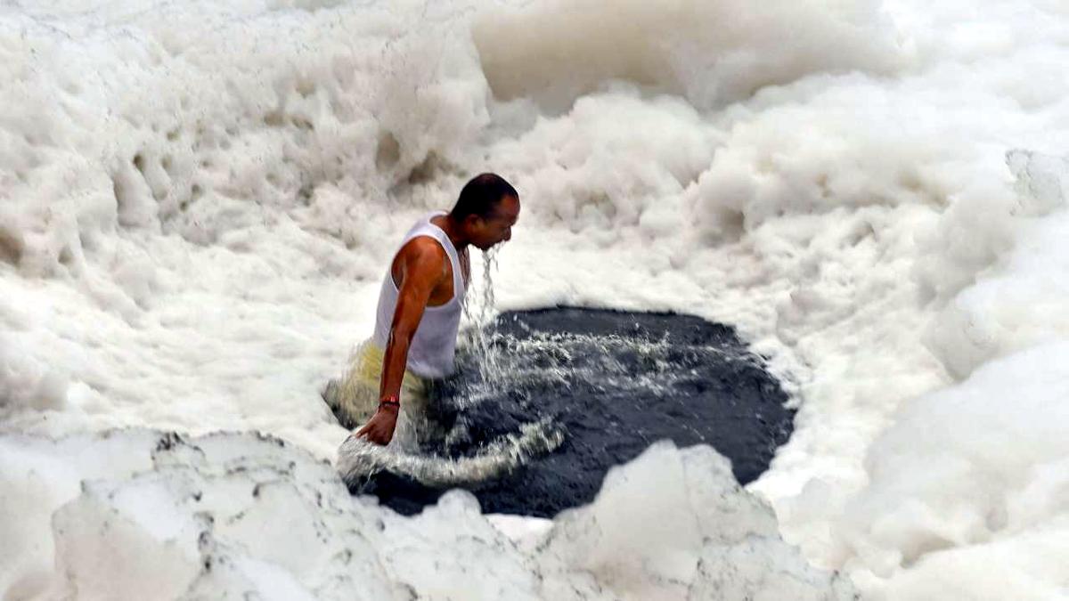 Delhi: How does froth form in the water of Yamuna, how dangerous is it ...