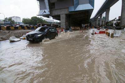 Malaysia: Flood victims rise to 64,000, 8 dead