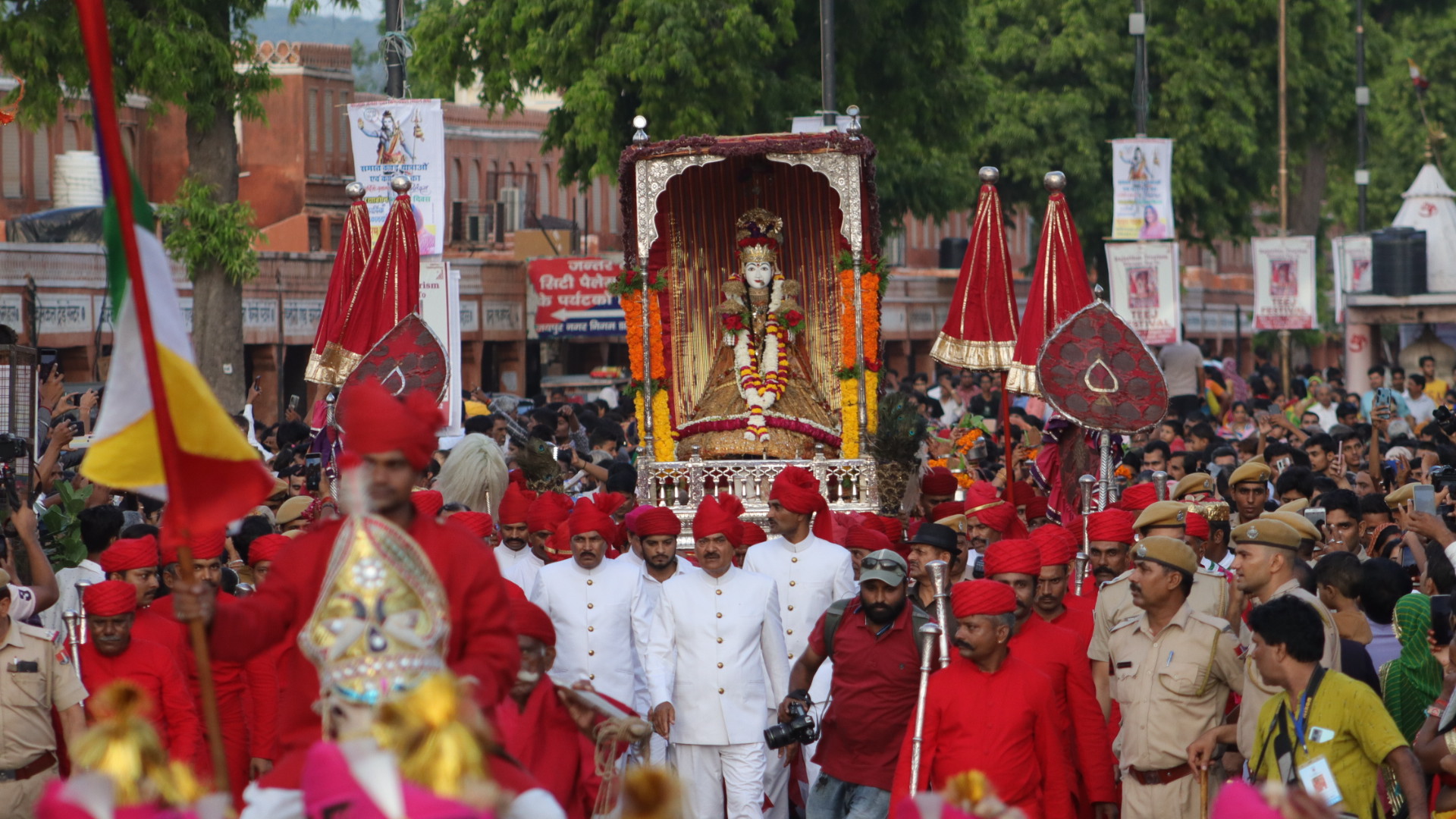 Jaipur : Unexpectedly terrifying celebration of Teej, the spirit of ...