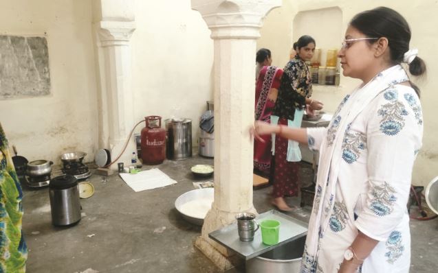 Inspecting Indira Rasoi and checking the arrangements
