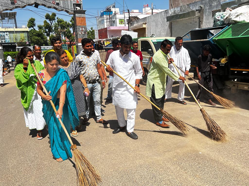 6000 sweepers on strike, cleaning system of the city stalled