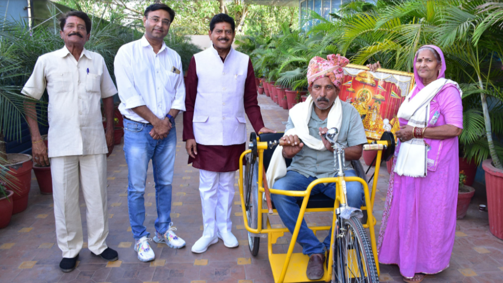 MLA Gopal Sharma handed over the tri-cycle