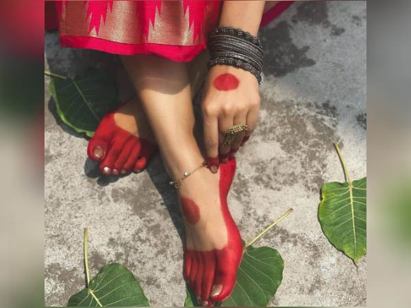 Apply alta on hands and feet on Teej festivals, know its importance
