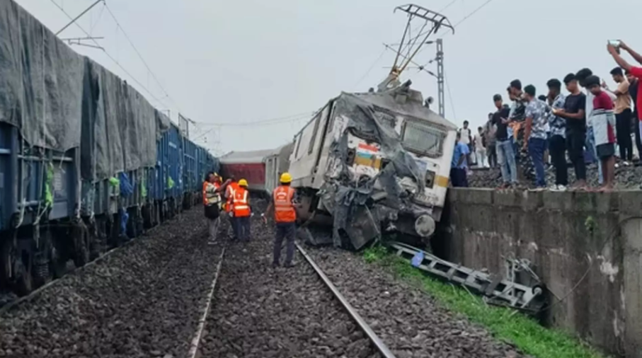 Major railway accident in Jharkhand, 18 coaches of Howrah-Mumbai ...